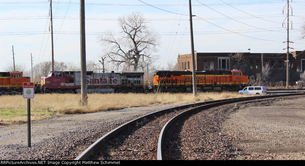 BNSF 6661 & BNSF 679